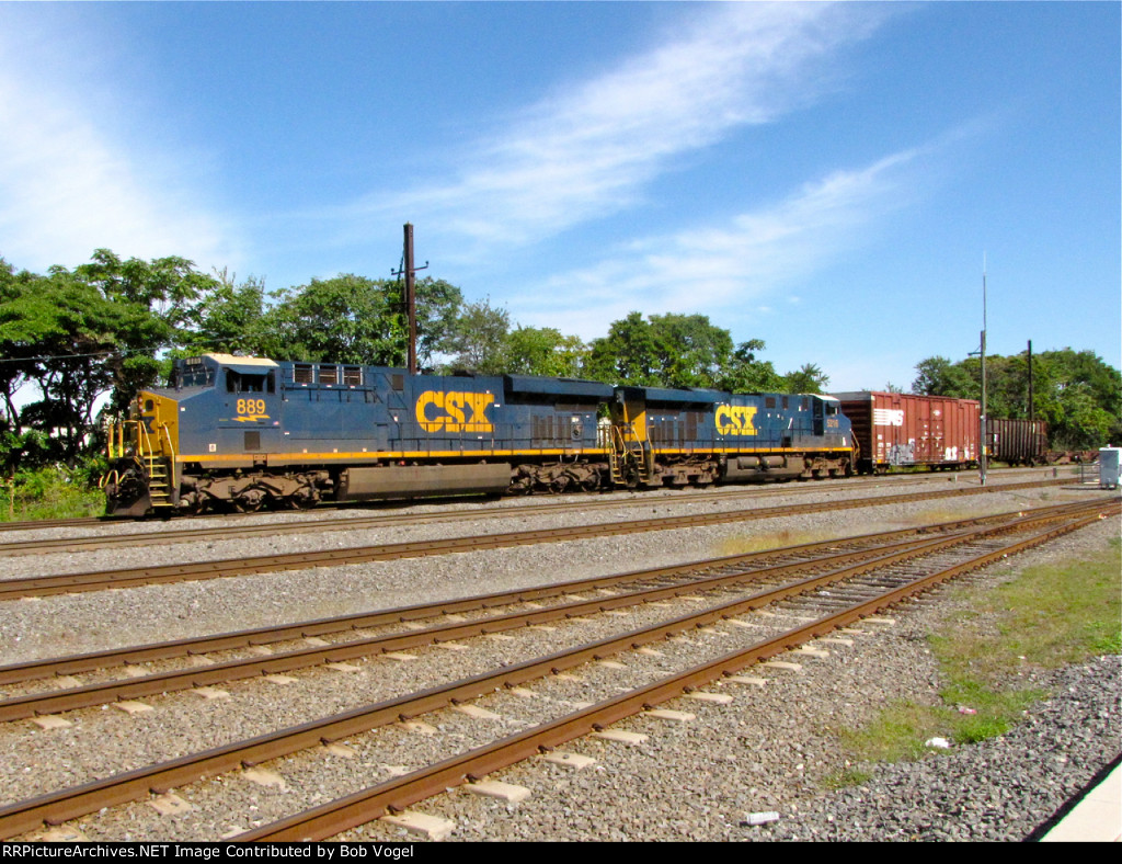 CSX 889 and 5216